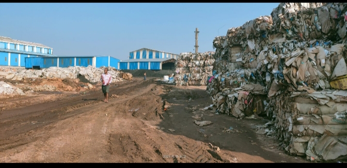 Chakulia : पेपर मिल में भारी भरकम कार्टून से दब कर दो महिला मज़दूर मरीं ...