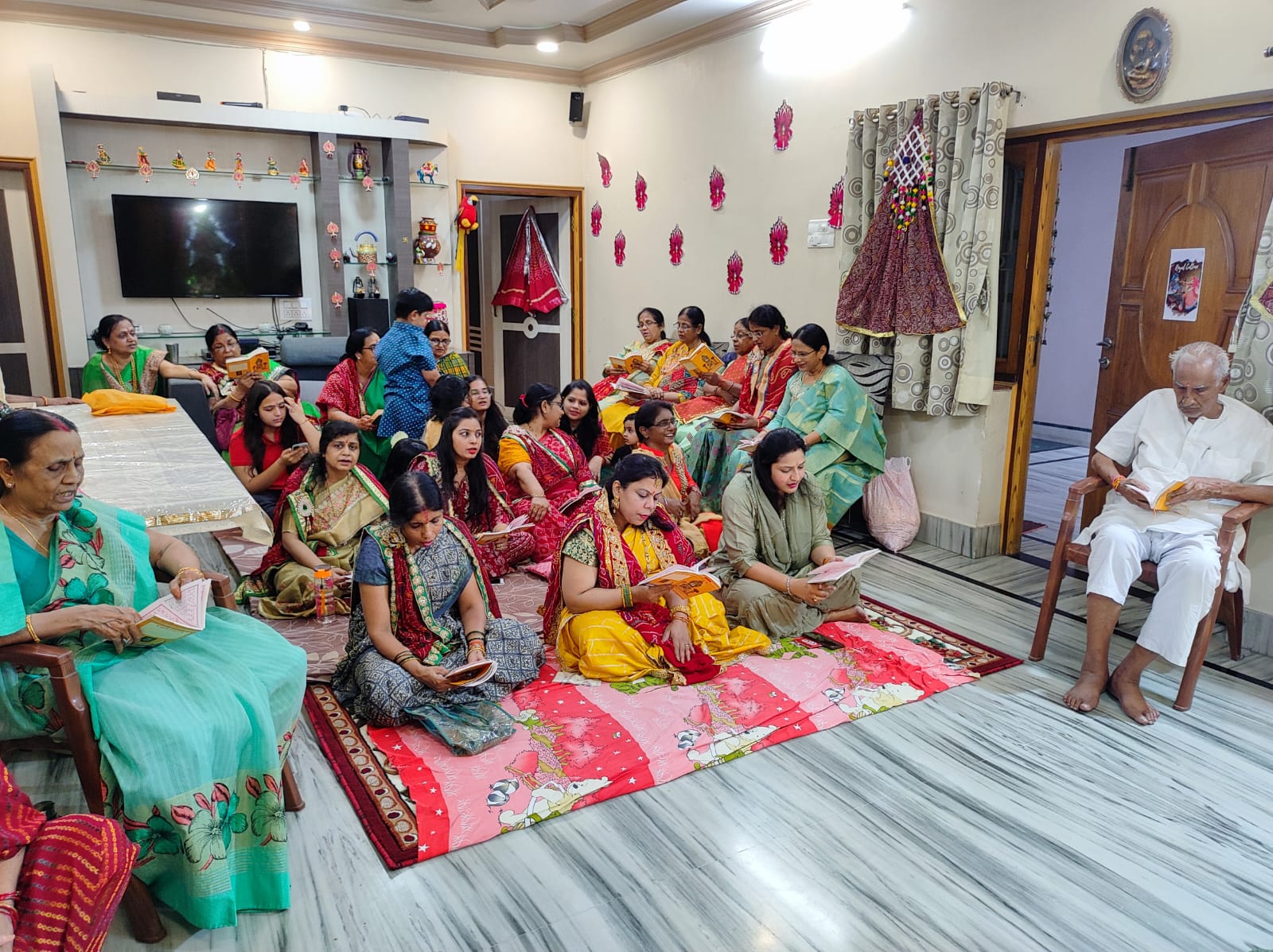 देखो फूलों के झूलों में आज, झूले मेरी श्री राणी सती,... पर झुमी महिलाएॅ ...