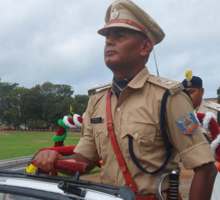 धनबाद-जैप 3 के कमांडेंट आलोक प्रियदर्शी पर जवान ने भुजाली से किया हमला ...