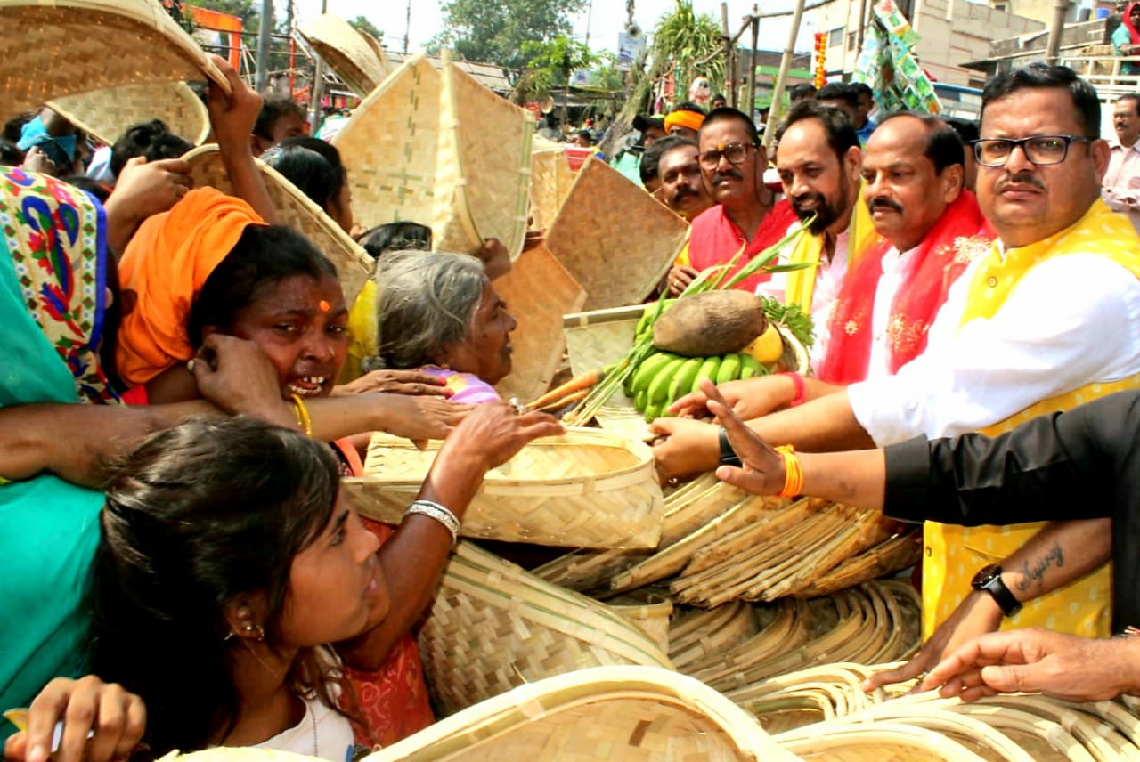बाबा बैद्यनाथ सेवा संघ ने किया 5000छठव्रतधारिओ के बीच निःशुल्क फल और ...