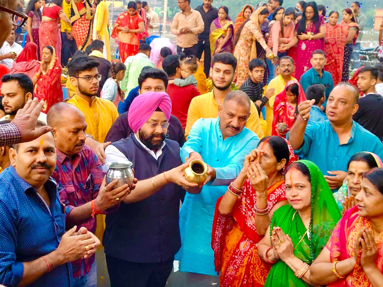 काले ने भगवान सूर्य को दिया अर्घ्य | Chamakta Aina