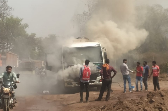 टाटा-चाईबासा मार्ग पर The Burning Bus,कोई हताहत नहीं | Chamakta Aina