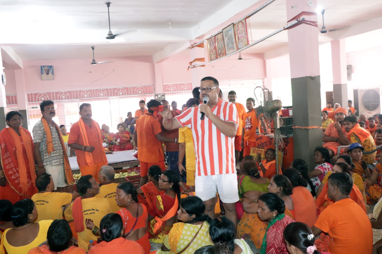 1100 कांवरियों की कांवर यात्रा उत्तर वाहिनी गंगा से जल लेकर बाबा नगरी ...