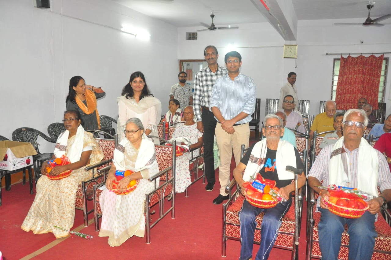 उपायुक्त ने ओल्ड एज होम का किया निरीक्षण, वृद्धजनों के बेहतर देखभाल ...