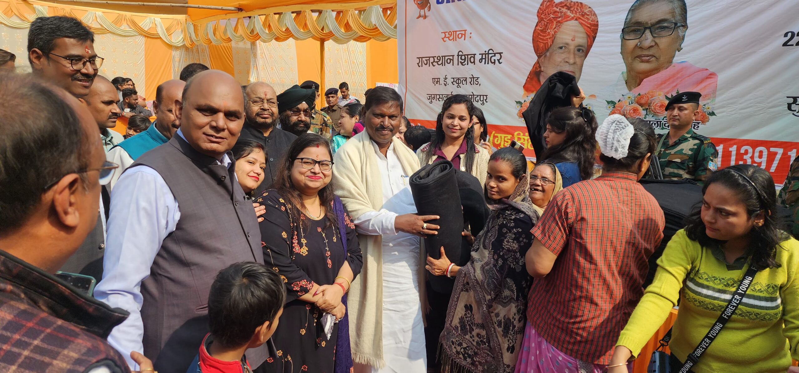 आर बी सिंह मेमोरियल ट्रस्ट ने किया पांच हजार जरूरतमंदों के बीच कंबल ...