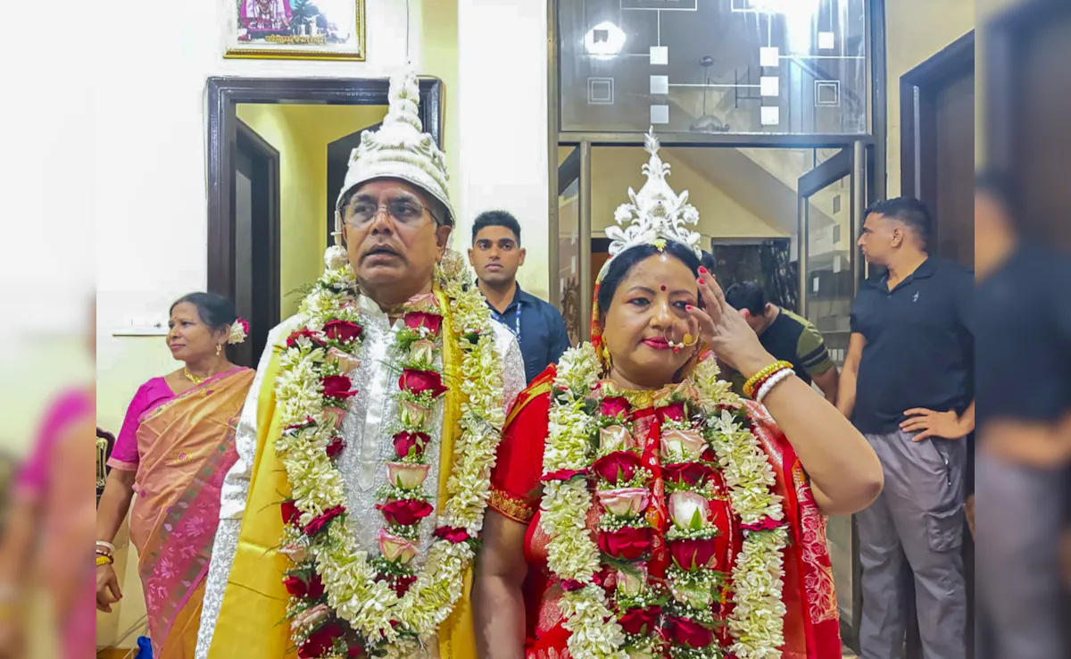 60 साल की उम्र में शादी के बंधन में बंधे बीजेपी नेता दिलीप घोष ...